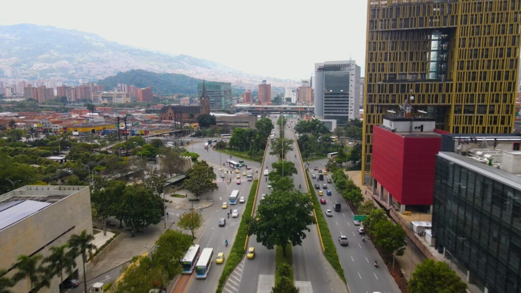 El puente vehicular de la Avenida del Ferrocarril sobre la calle San ...